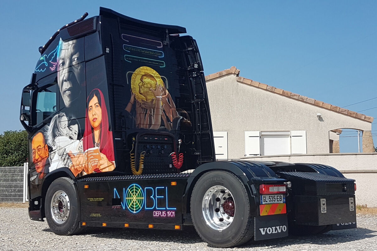 01-4967 Масштабная модель Седельный тягач ACZM LOGISTIQUE "NOBEL" VOLVO ...
